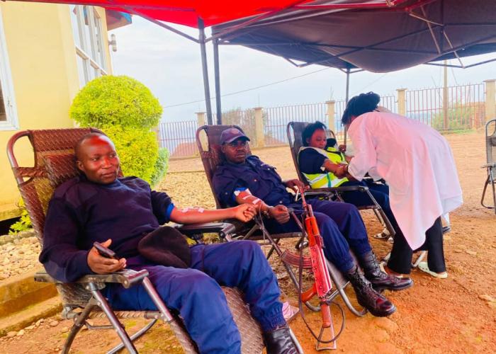 65e anniversaire de l’indépendance de la RDC : des policiers font don bénévole de sang à Butembo ...